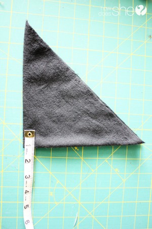 DIY Baby Bandanna Bib Pattern and Tutorial | HowDoesShe
