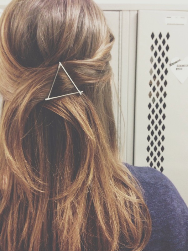 21 Fun and Creative Ways to Wear a Bobby Pin | HowDoesShe